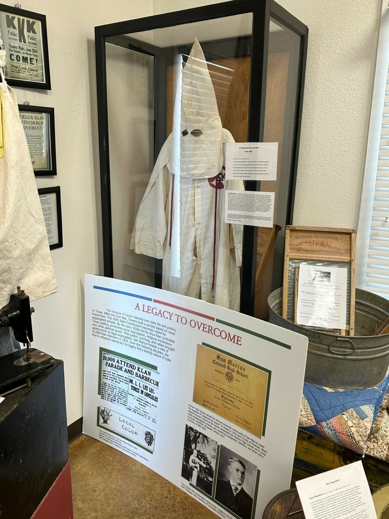 Texas couple sues over symbol linked to Ku Klux Klan